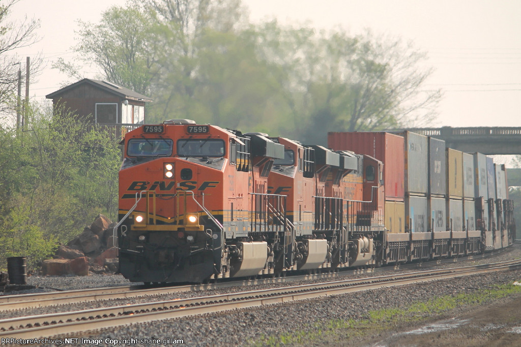 BNSF 7595 rips past the lookout point in la plata mo.
